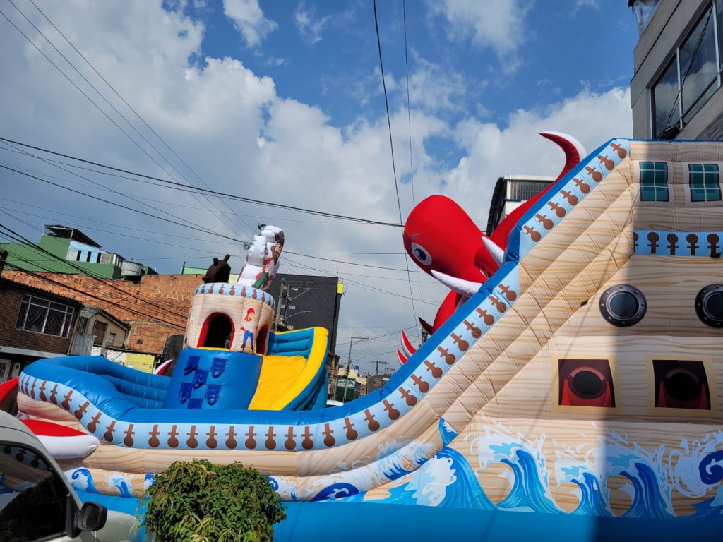 Increíble Inflable Barco Pirata Pulpo - Inflables De Colombia